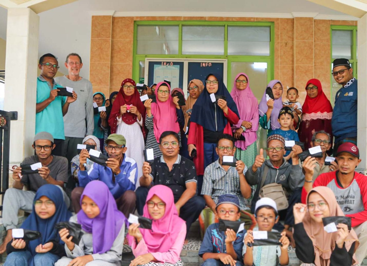 Laznas Dewan Da'wah Bagikan Kacamata Gratis - Media Islam